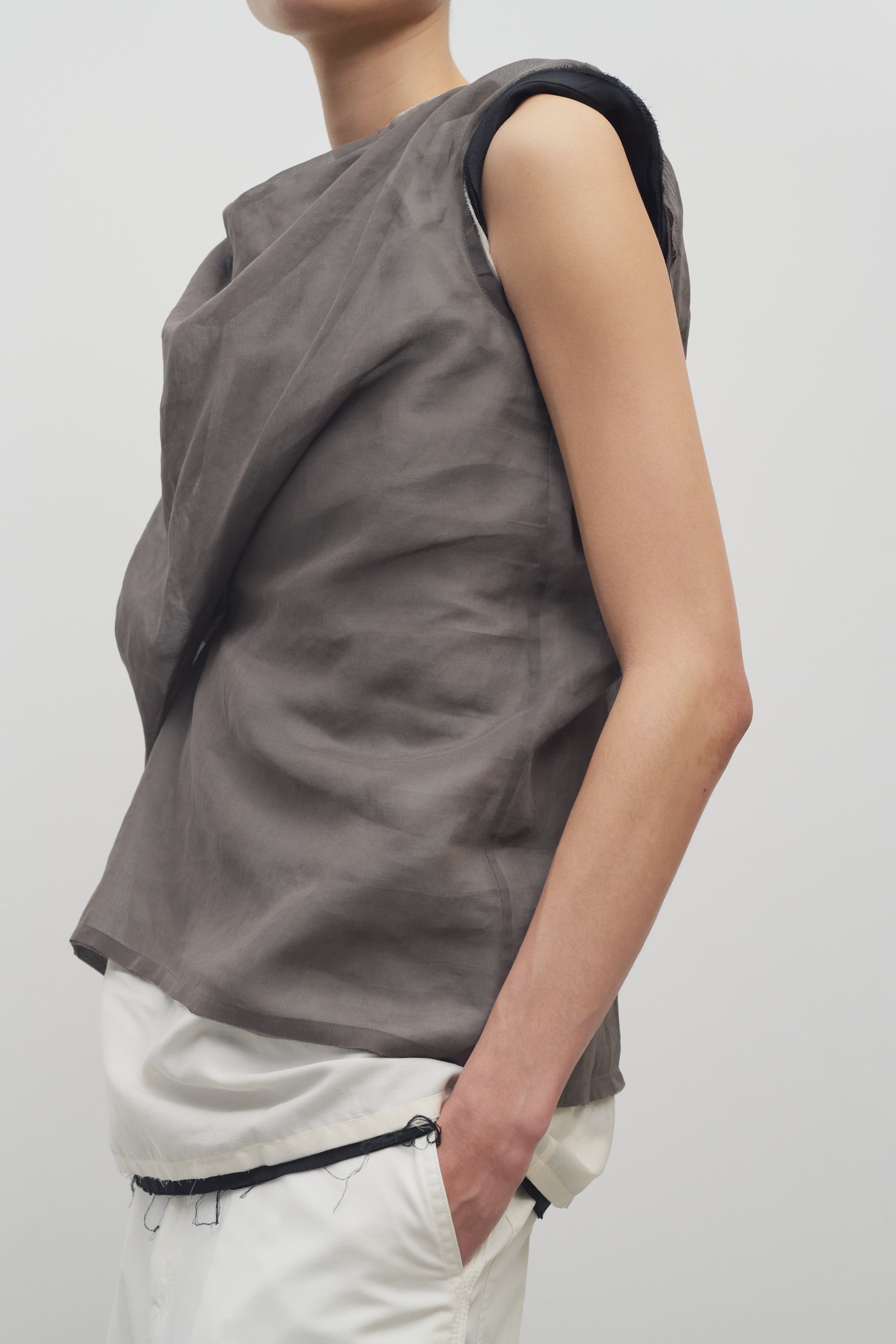 Inawa Top Brown in Cotton – The Row