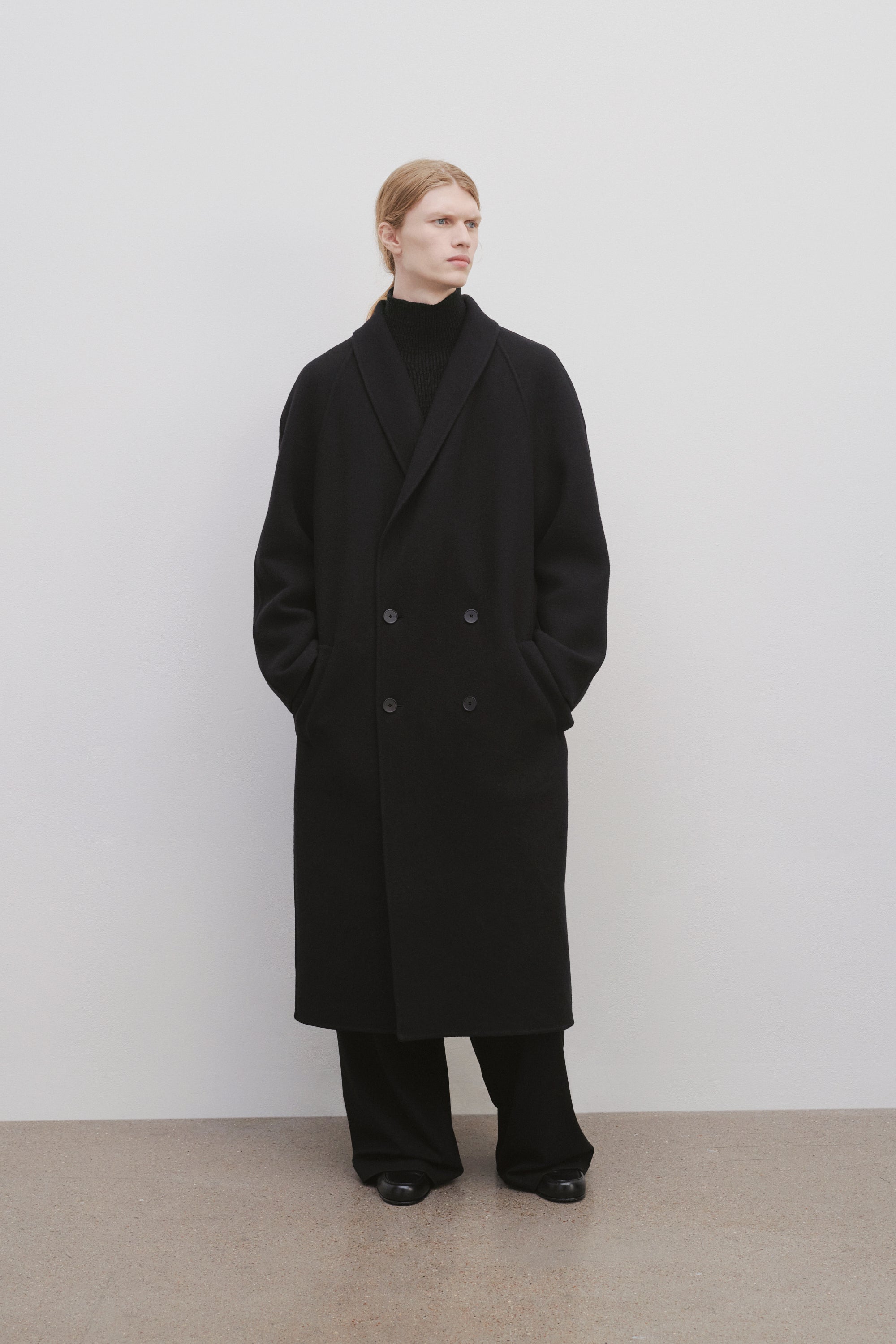 Ferro Coat Black in Wool and Cashmere – The Row